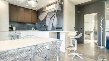 Apartamento exclusivo, 3 quartos | Cozinha privada | Fogão, cooktop, lava-louças, chaleira elétrica