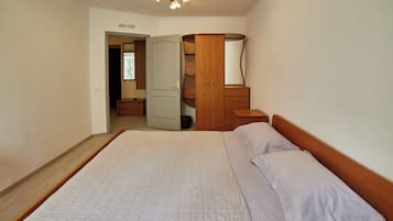 Quarto Duplo Standard | Roupa de alta qualidade, secretária, ferro/tábua de engomar