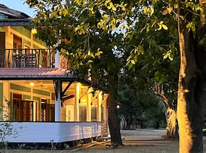 Fachada da propriedade à noite