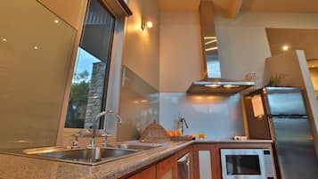 Chalé de Luxo (Bushland Luxury Couples Retreat) | Cozinha privada | Um frigorífico/congelador grande, um micro-ondas, um forno