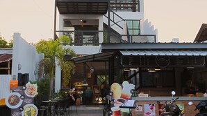 Um edifício moderno com varanda e área de estar ao ar livre.