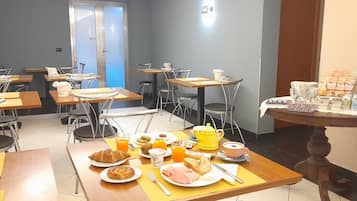 Pequeno-almoço continental diário (7 EUR por pessoa)