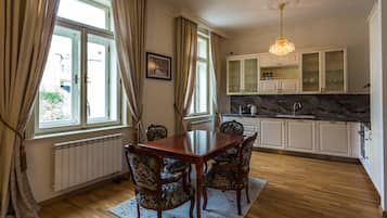Apartamento de Luxo, 1 cama queen-size, não fumadores, cozinha | Sala de estar | Televisor de ecrã plano de 0 polegadas com canais via satélite