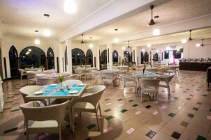 2 restaurantes: opção de café da manhã, almoço e jantar