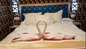 Cama com arranjo de toalha em formato de cisne.