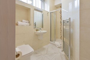 Quarto Duplo Standard, 1 cama de casal | Casa de banho | Um polibã, artigos de higiene pessoal grátis, um secador de cabelo
