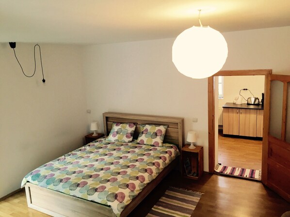 Apartamento básico, 2 quartos (common yard) | 2 quartos, ferros/tábuas de passar roupa, Wi-Fi de cortesia