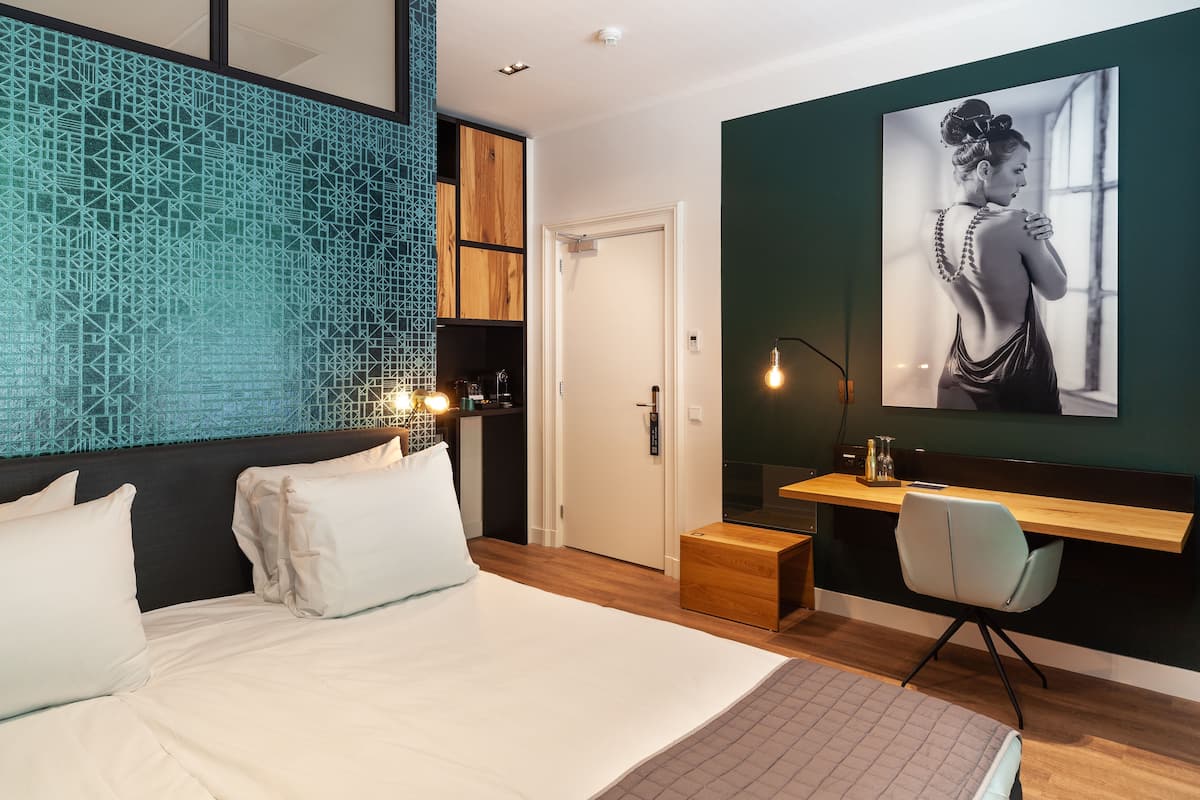 Quarto Deluxe, 1 cama queen-size | Minibar grátis, cofre com capacidade para portátil, Wi-fi grátis 
