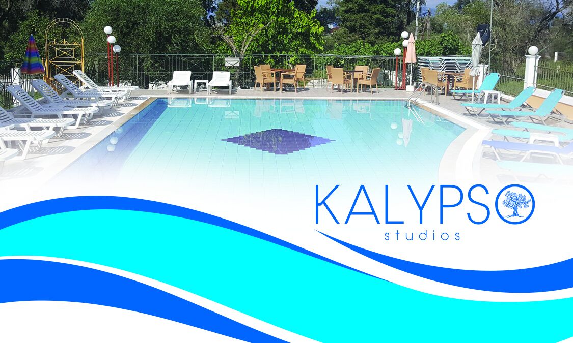 Piscina com espreguiçadeiras e mesas, cercada por uma grade e árvores.