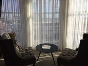 Quarto casal premium, 1 cama King, vista para o mar | Área de estar | TV de tela plana