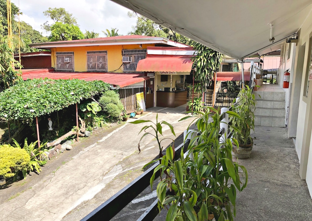 Famous Inn - Silang
