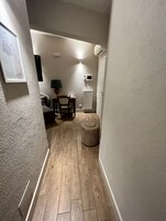 Quarto Familiar | Sala de estar | TV de ecrã plano, Netflix 