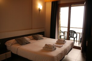 Quarto Duplo, terraço, vista para o mar | Com decoração personalizada, com mobília individualizada, secretária 