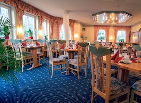 Pequeno-almoço continental nos dias úteis (10 EUR por pessoa)