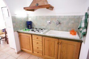 Apartamento (Bilo 5) | Cozinha privada | Um frigorífico, uma placa de cozinha, utensílios de cozinha 