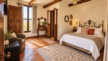 Quarto com cama, mesa de cabeceira, cômoda, espelho e janela com cortinas.