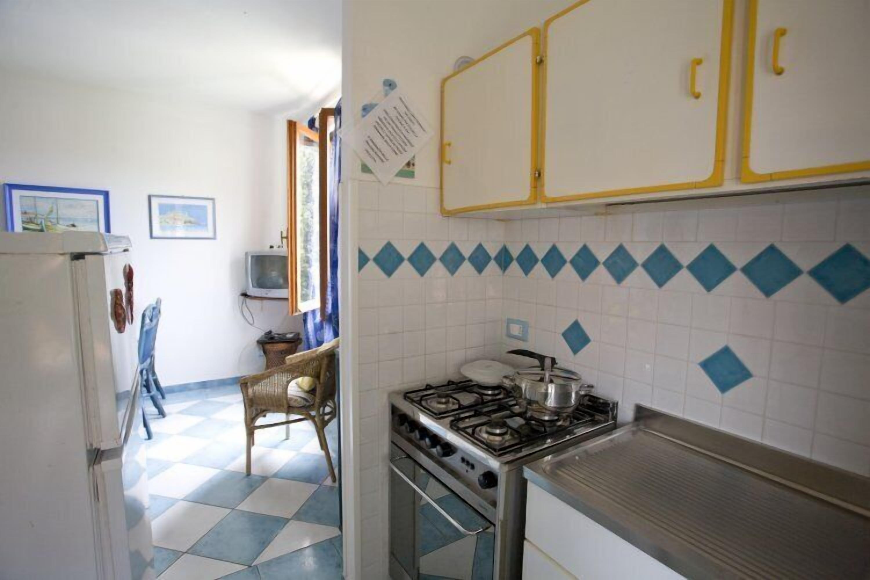 Apartamento | Cozinha privada | Um frigorífico, uma placa de cozinha, utensílios de cozinha 