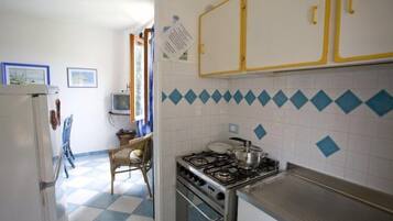 Apartamento | Cozinha privada | Um frigorífico, uma placa de cozinha, utensílios de cozinha