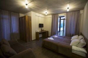 Quarto casal standard | Cofres nos quartos, escrivaninha, quartos à prova de som