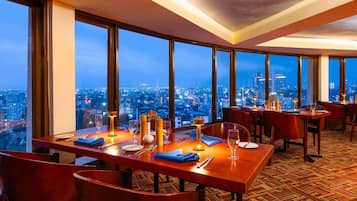 2 restaurantes, café da manhã, culinária internacional