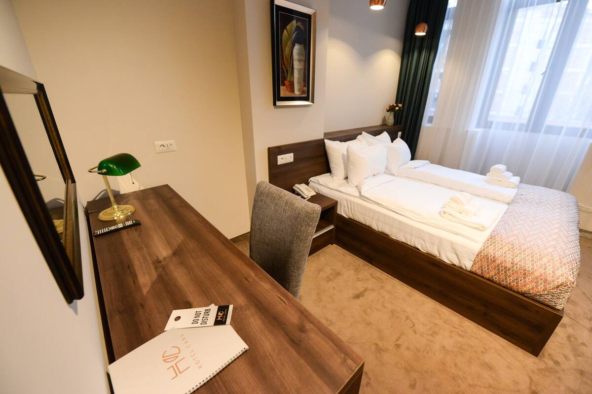 Quarto casal luxo | Cofres nos quartos, escrivaninha, quartos à prova de som