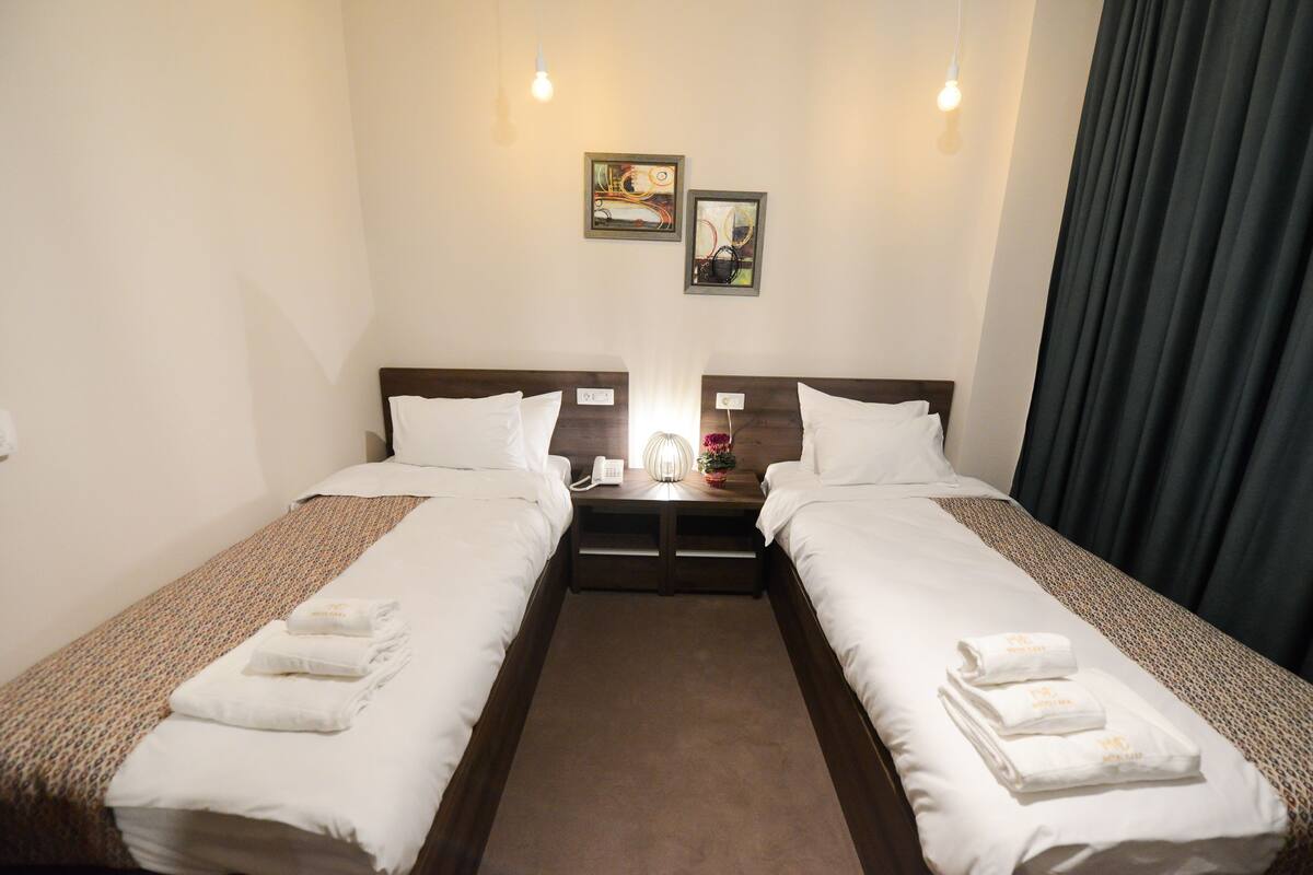 Quarto duplo luxo | Cofres nos quartos, escrivaninha, quartos à prova de som