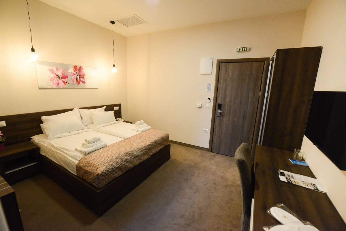 Quarto casal luxo | Cofres nos quartos, escrivaninha, quartos à prova de som