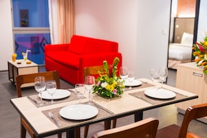 Cofres nos quartos, espaço de trabalho para notebook, cortinas blackout