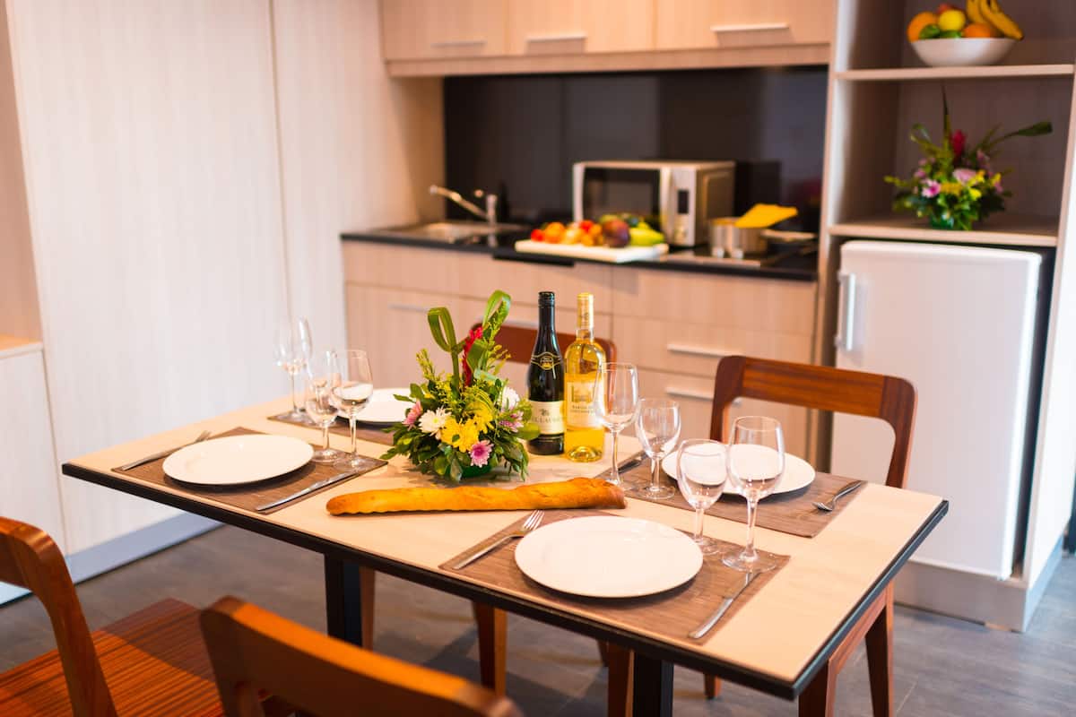 Um forno, uma placa de cozinha, uma máquina de lavar louça 