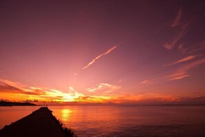 Perto da praia, prática de vôlei de praia 