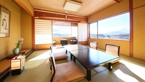 Um quarto em estilo japonês tradicional, com tatames, uma mesa baixa e portas corrediças.