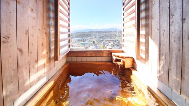 Uma sauna de madeira com vista para a paisagem urbana.