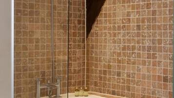 Quarto Duplo Superior (with Shower- Room 3) | Casa de banho | Um secador de cabelo, toalhas fornecidas