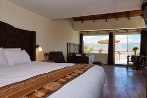 Suite de Luxo, terraço, Vista para a cidade | Cofre no quarto, com mobília individualizada, secretária