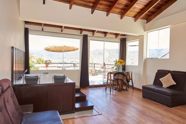 Suite de Luxo, terraço, Vista para a cidade | Cofre no quarto, com mobília individualizada, secretária