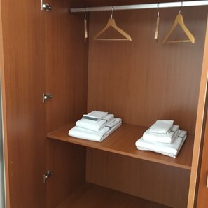 Quarto Duplo, casa de banho partilhada | Comodidades da casa de banho | Um polibã, um chuveiro fixo, um bidé, toalhas fornecidas