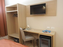 1 quarto, frigobar, cofres nos quartos, escrivaninha