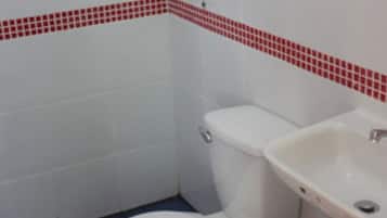 Quarto Duplo Standard | Casa de banho | Um polibã, artigos de higiene pessoal grátis, toalhas fornecidas