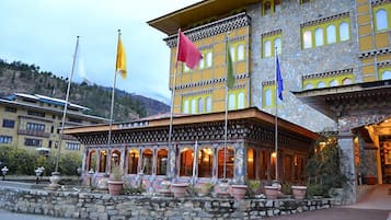 Fachada da propriedade à noite