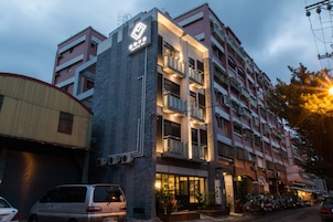 Fachada da propriedade à noite