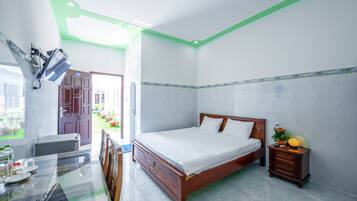 Quarto Individual Básico, vista para a piscina | Secretária, secretária adequada para computadores portáteis