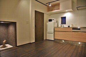 Casa (Private Vacation) | Cozinha americana privada | Geladeira, micro-ondas, cooktop, chaleira elétrica