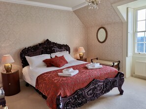 Quarto casal superior, vista para o jardim (Rococo Room) | 3 quartos, roupas de cama de algodão egípcio, roupas de cama premium