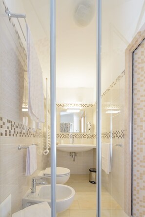 Quarto solteiro conforto | Banheiro | Chuveiro, produtos de toalete grátis, secador de cabelo, bidê