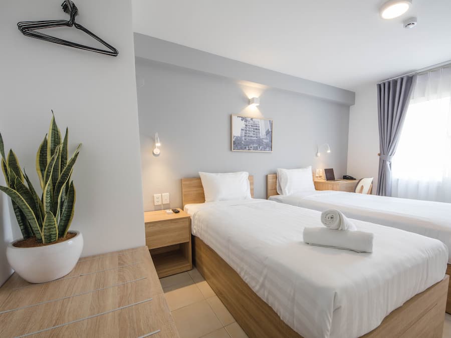 Quarto duplo, 2 camas de solteiro | Frigobar, cofres nos quartos, escrivaninha, cortinas blackout