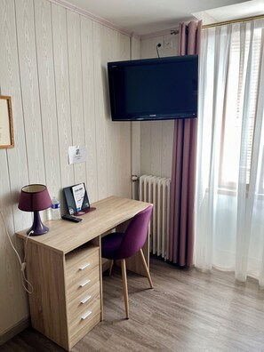 Quarto casal | Individualmente decorados, individualmente mobiliados, escrivaninha