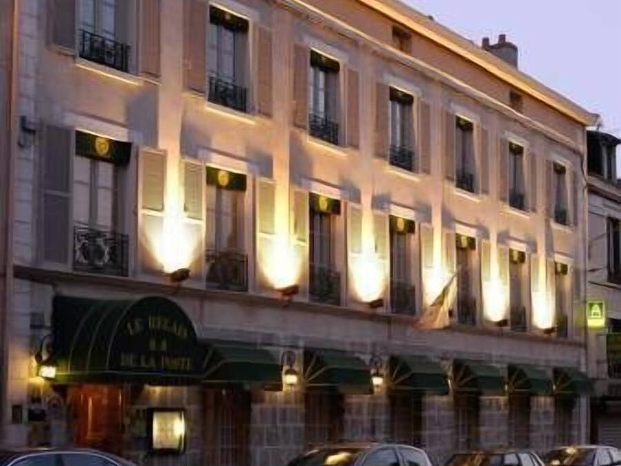Fachada do alojamento (tarde/noite)