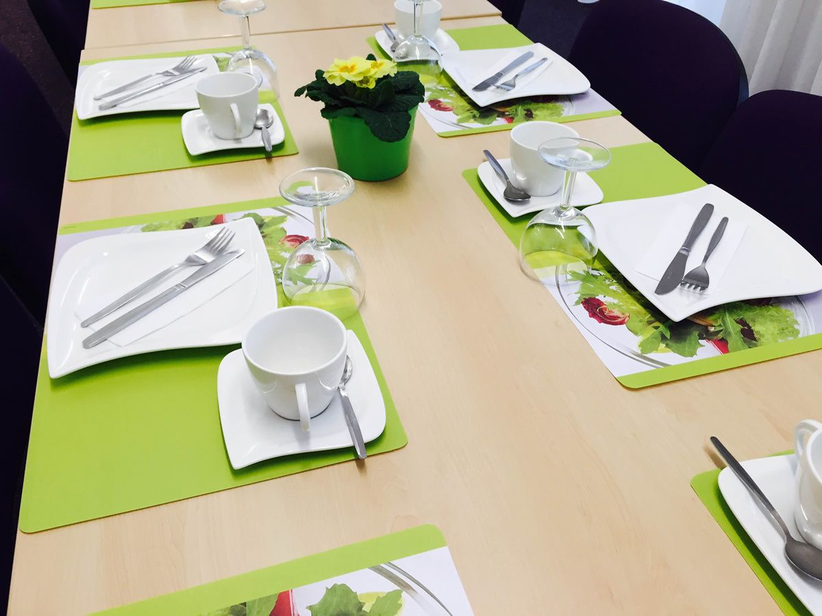 Café da manhã com buffet todos os dias (EUR 10.00 por pessoa) 