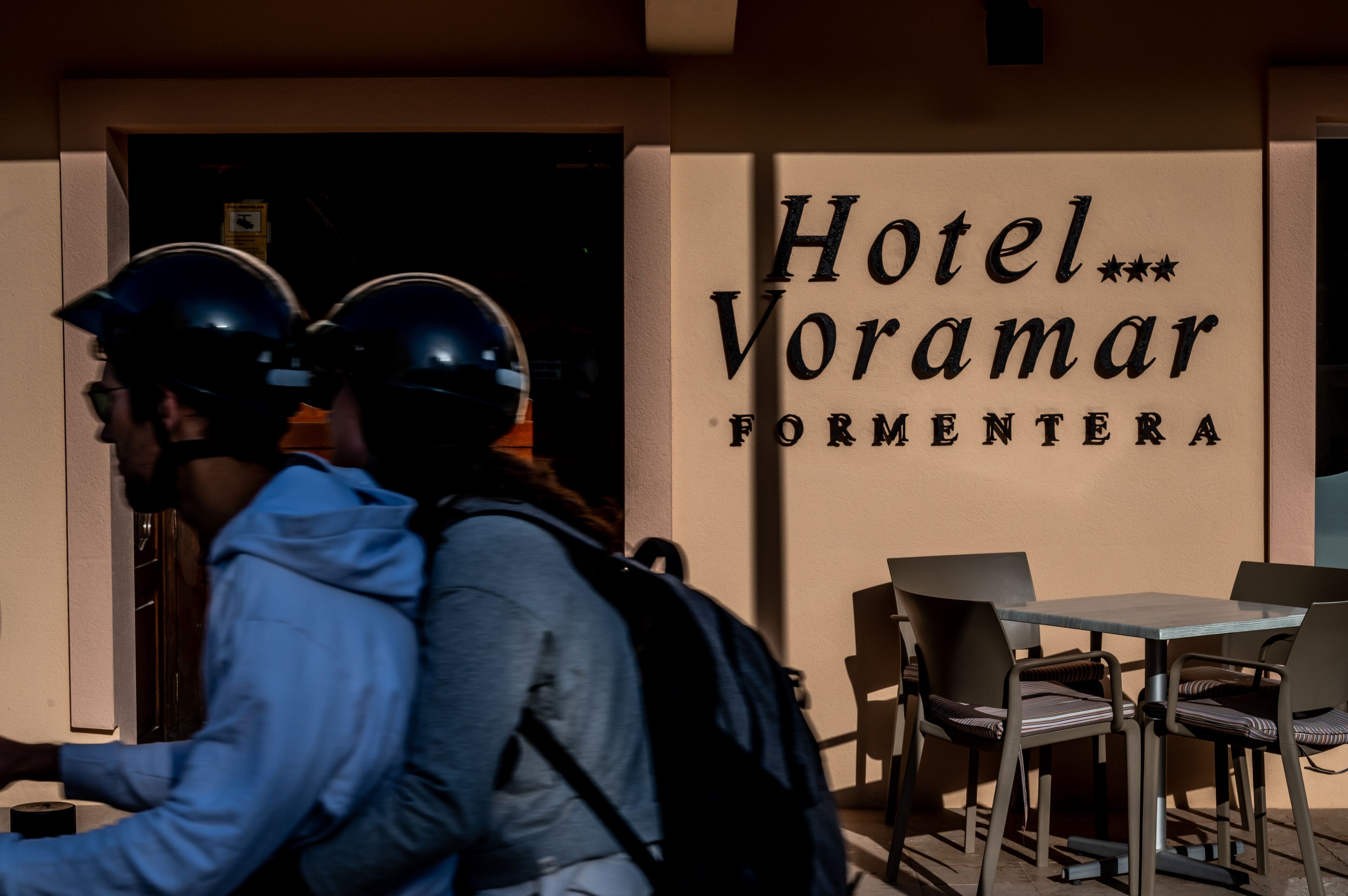 Placa para o Hotel Voramar Formentera com design moderno.