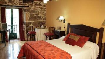 Quarto casal superior | Ferros/tábuas de passar roupa, berços grátis